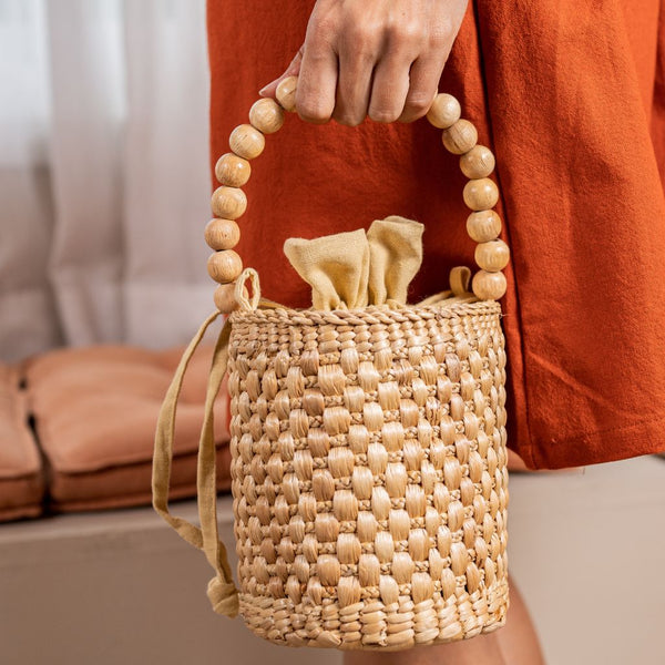 Sac à Main forme de Seau en Jacinthe d'Eau avec Perles de Bois | Dame ...